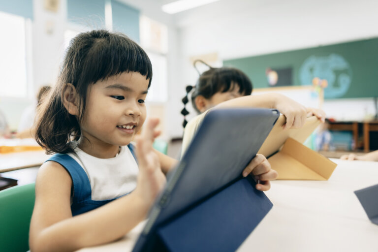 Screen vs. Paper: Which One Boosts Reading Comprehension? - Oxford Learning